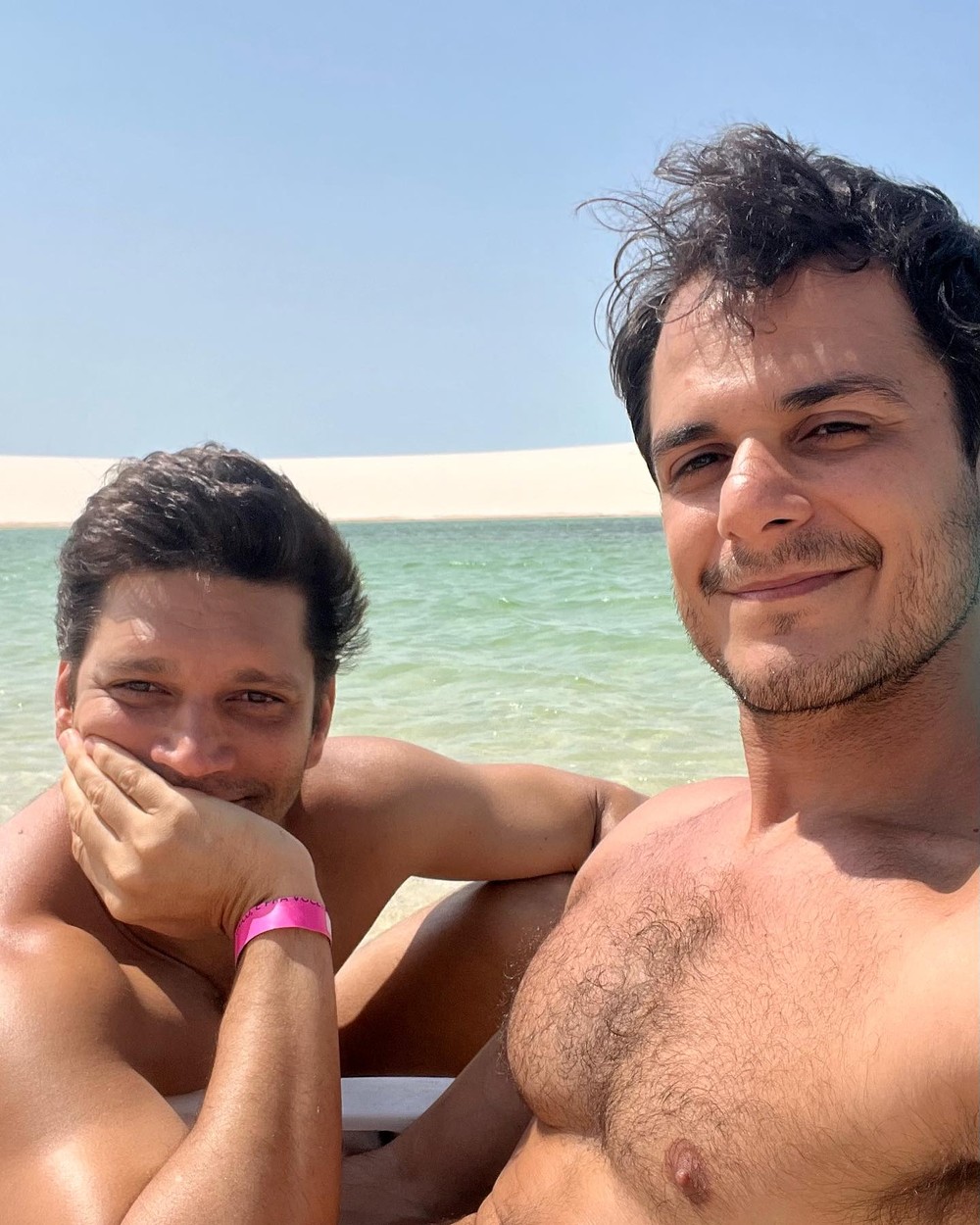 Armando Babaioff abre álbum de viagem com namorado e amigos