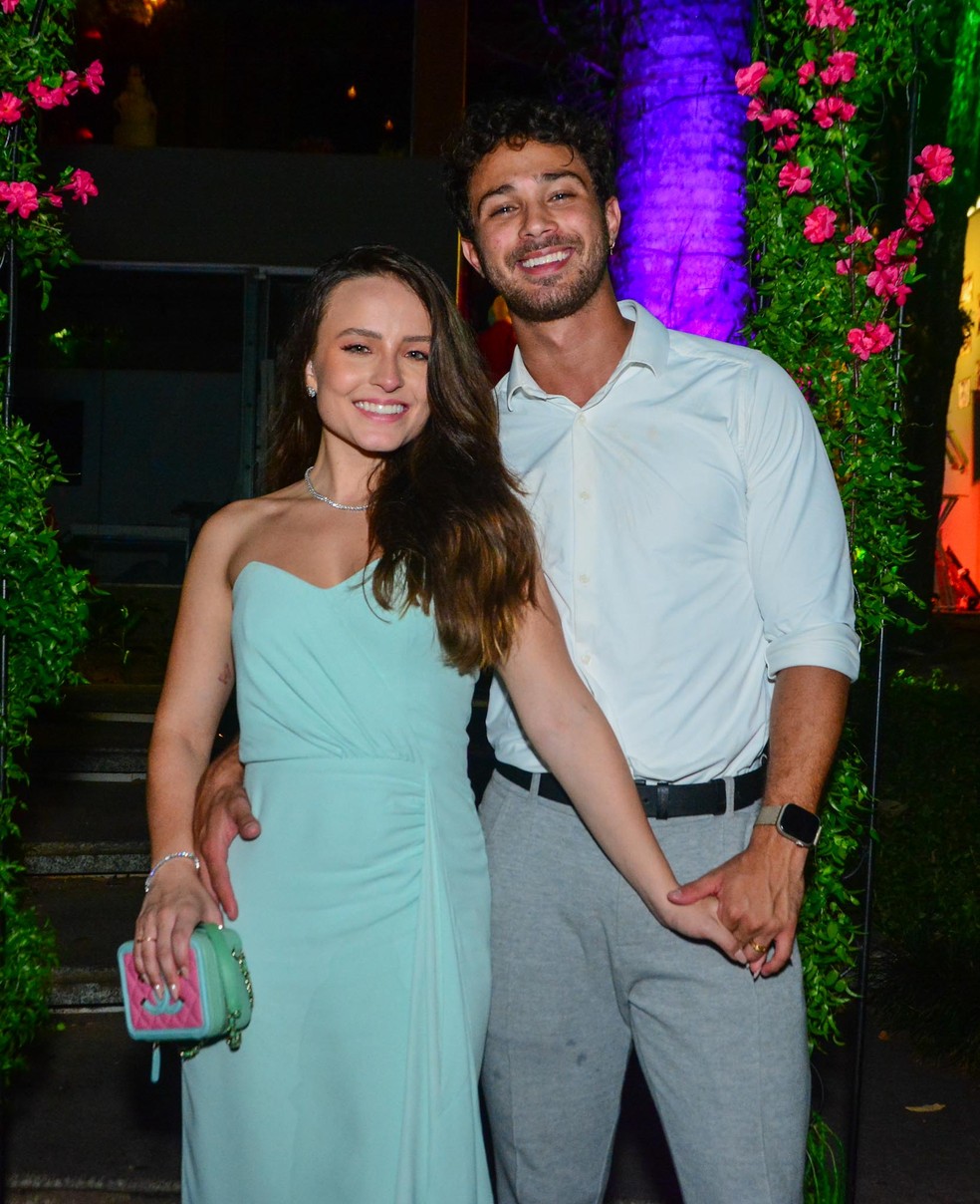 Recém-casados, Larissa Manoela e André Luiz Frambach trocam beijos em casamento de amigos