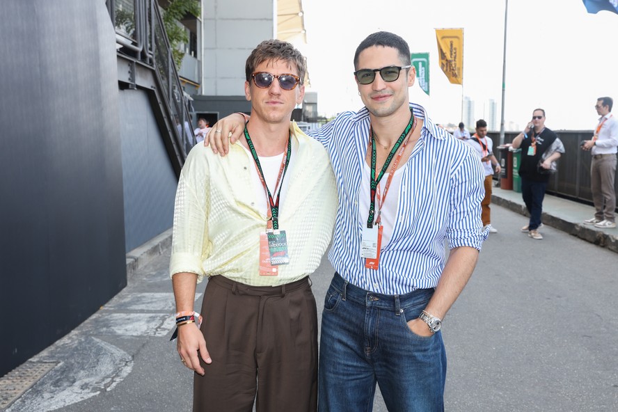Estrelas de 'Senna', Gabriel Leone e Matt Mella se encontram em treino ...