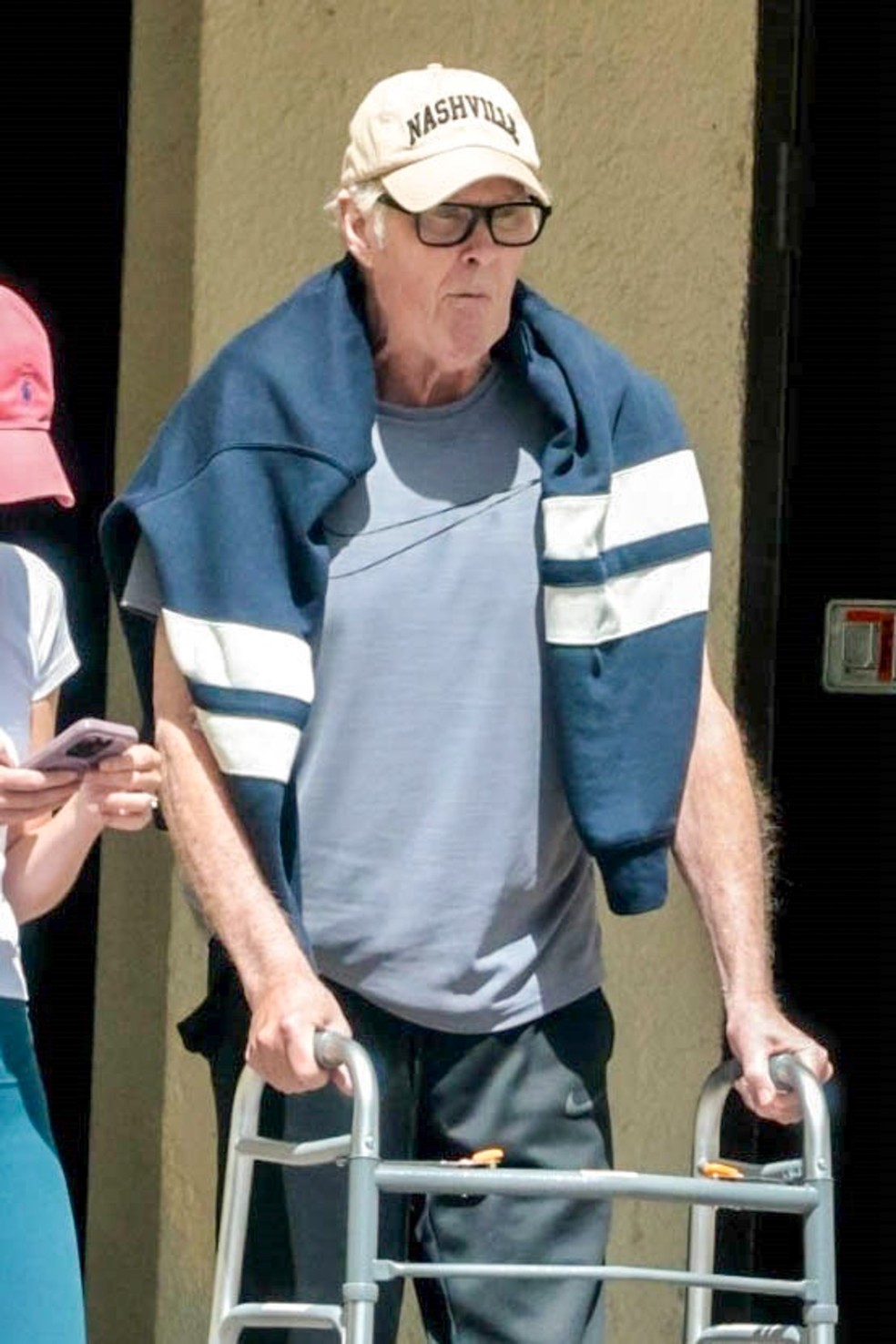 Lembra dele? Astro de 'S.O.S. Malibu' passeia de andador em Los Angeles ...