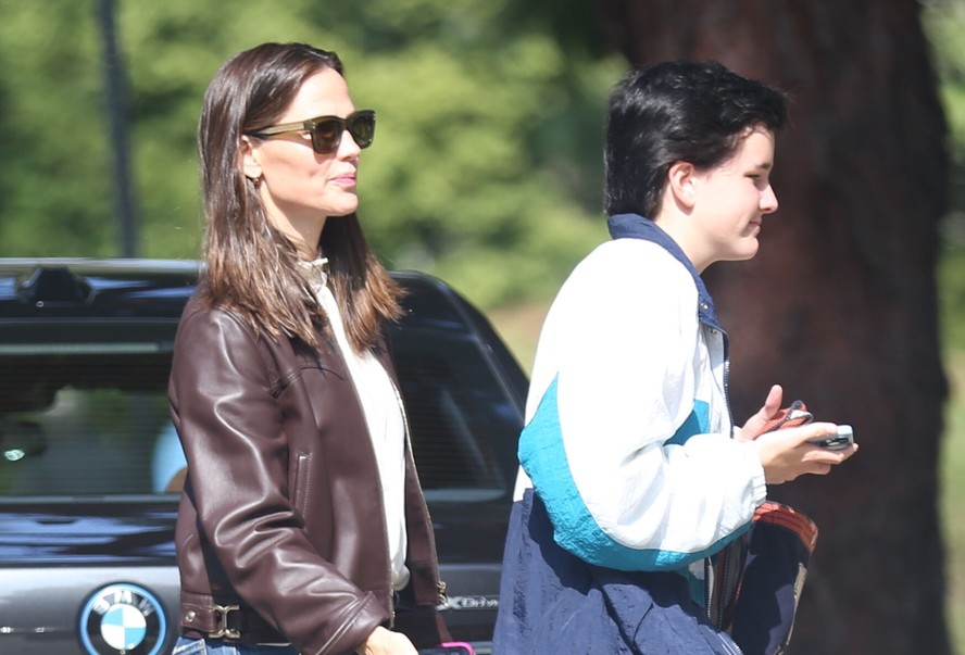 Jennifer Garner e Fin Affleck, de novo visual, são clicados em passeio