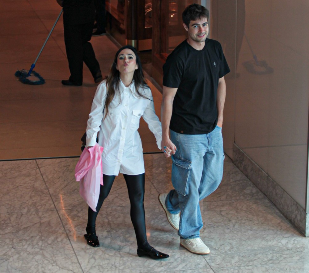 Tata Werneck surpreende ao exibir abdômen definido em frente ao espelho