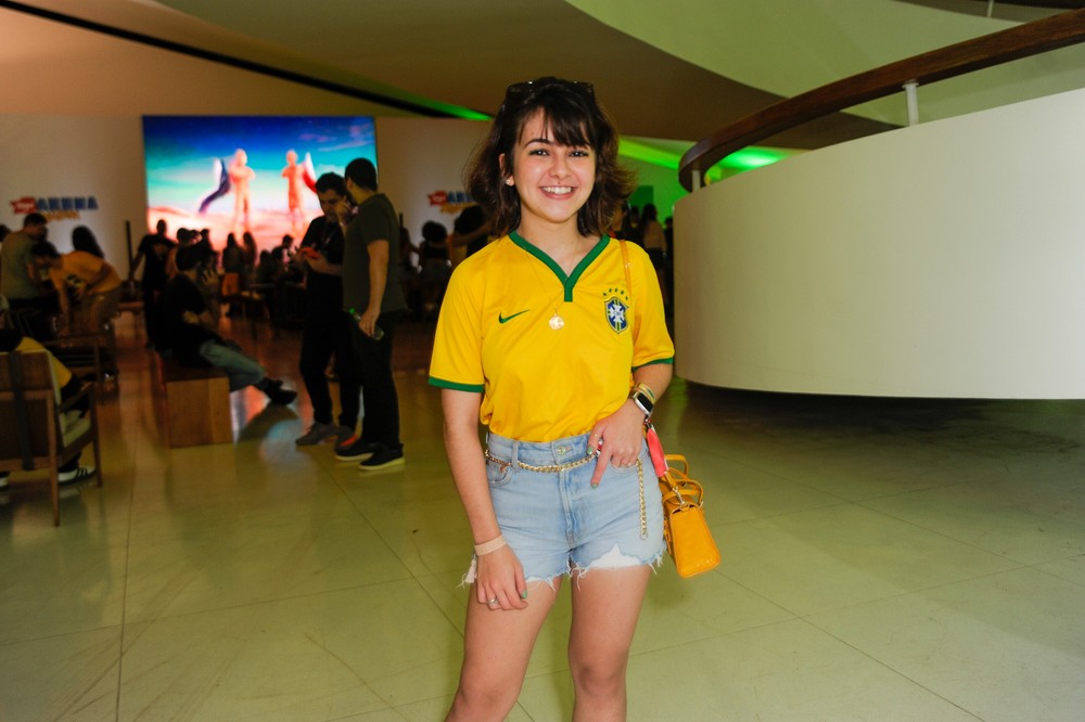 Klara Castanho faz aparição pública rara para curtir jogo do Brasil