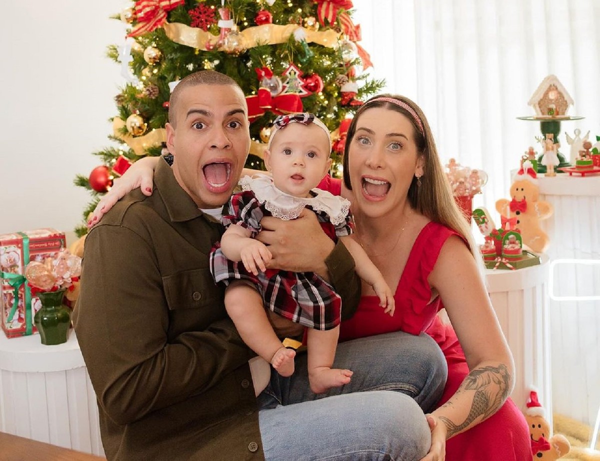 Apresentador Thiago Oliveira celebra 7 meses da filha com ensaio de Natal