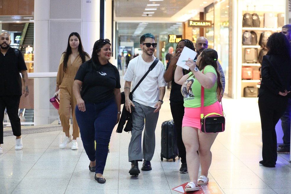 Junior Lima é tietado por fãs em aeroporto no Rio; fotos