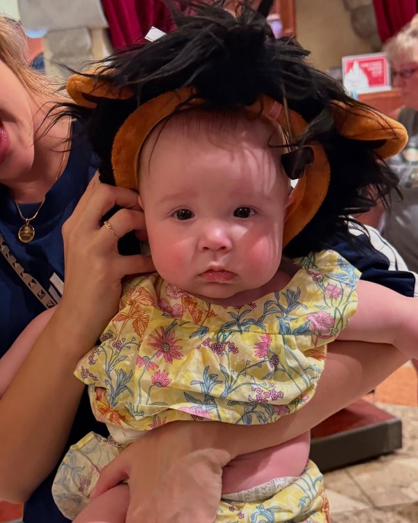 Duda Reis encanta web com primeira vez da filha de 5 meses na Disney ...