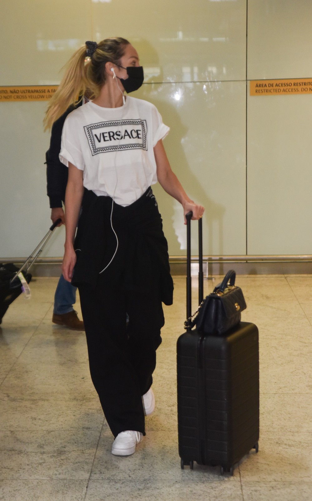 Top Candice Swanepoel desembarca em São Paulo com look grifado