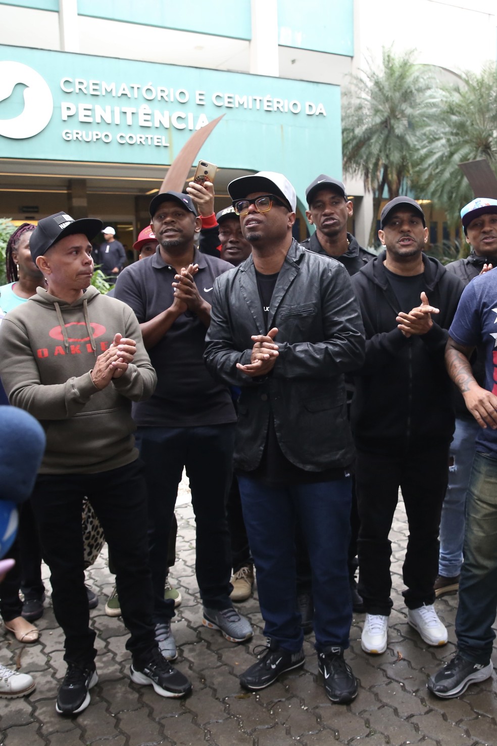 Emocionado, Buchecha canta 'Glamurosa' no velório de Mc Marcinho