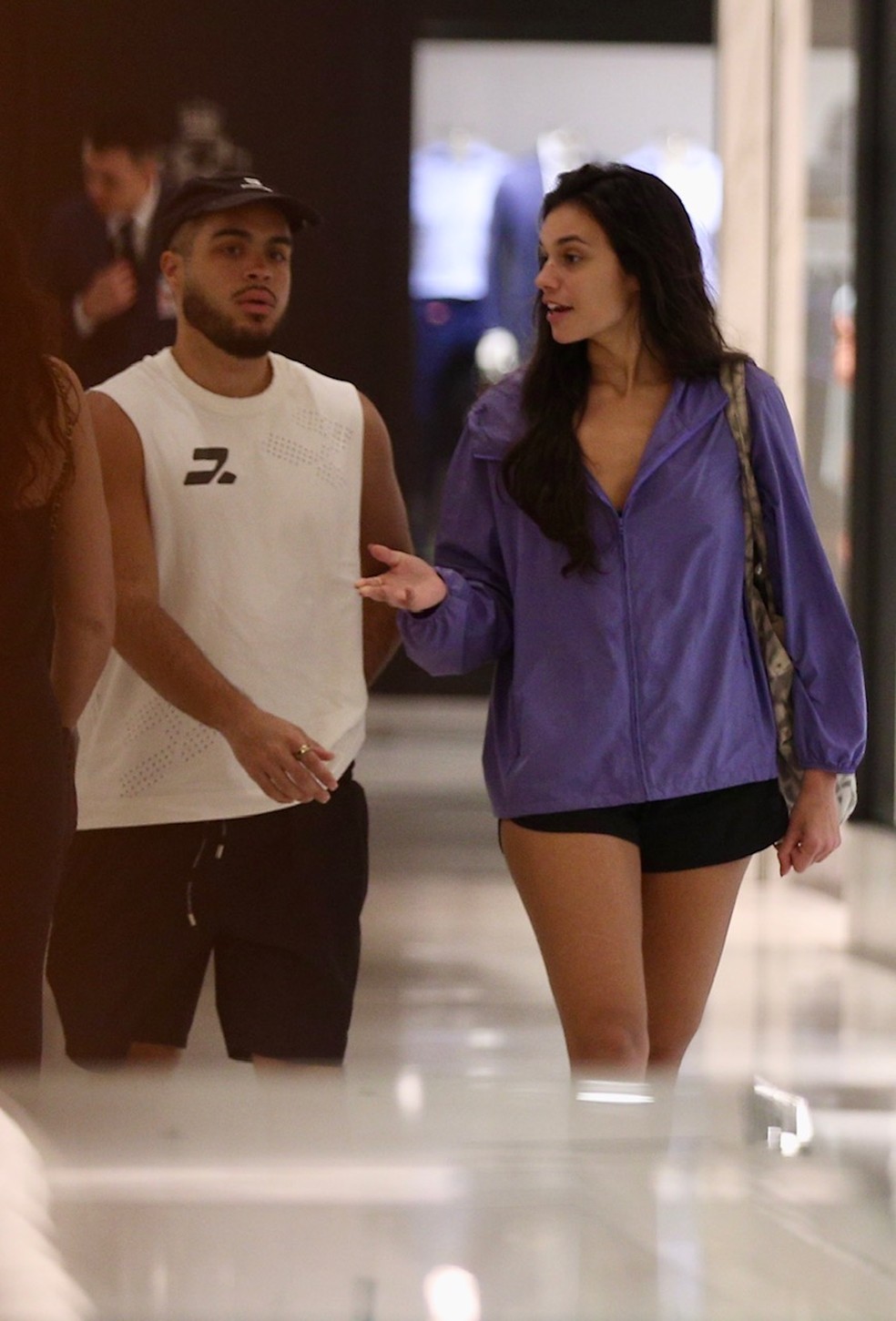 Fran Gil passeia com a namorada, Alane Dias, no dia em que a mãe, Preta ...