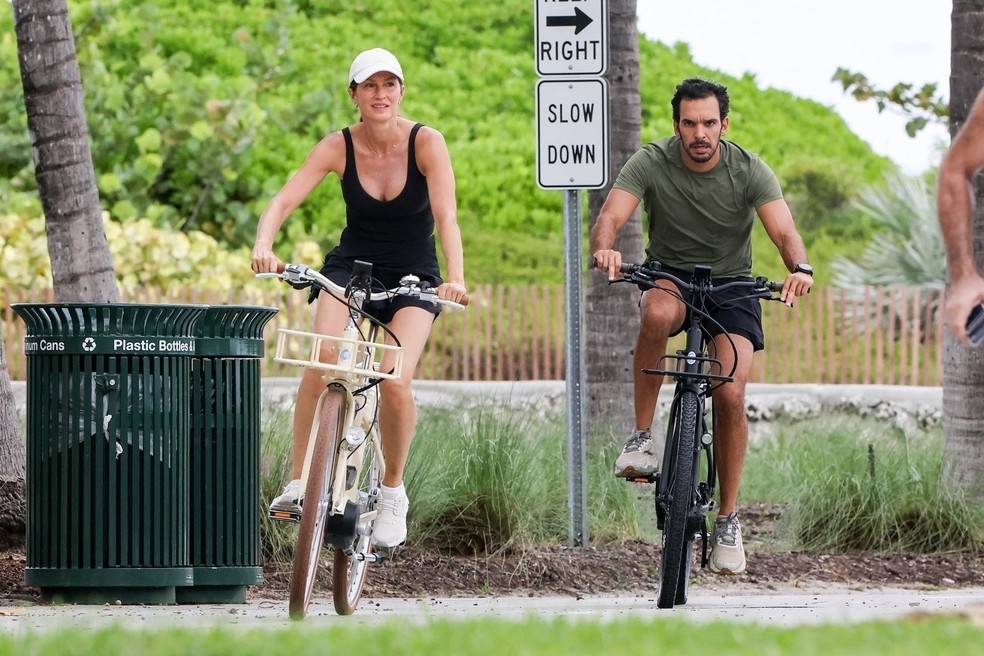 Gisele Bündchen e Joaquim Valente curtem passeio de bicicleta em Miami; fotos