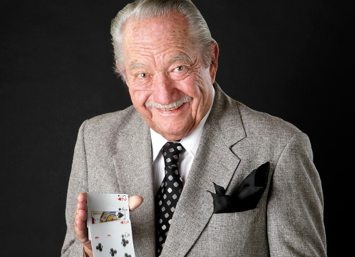 Morre Milt Larsen, mágico fundador do Magic Castle, aos 92 anos de idade