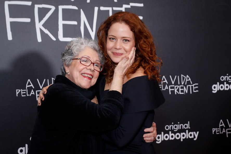 Com a mãe, Leandra Leal brilha em première de série de sua autoria