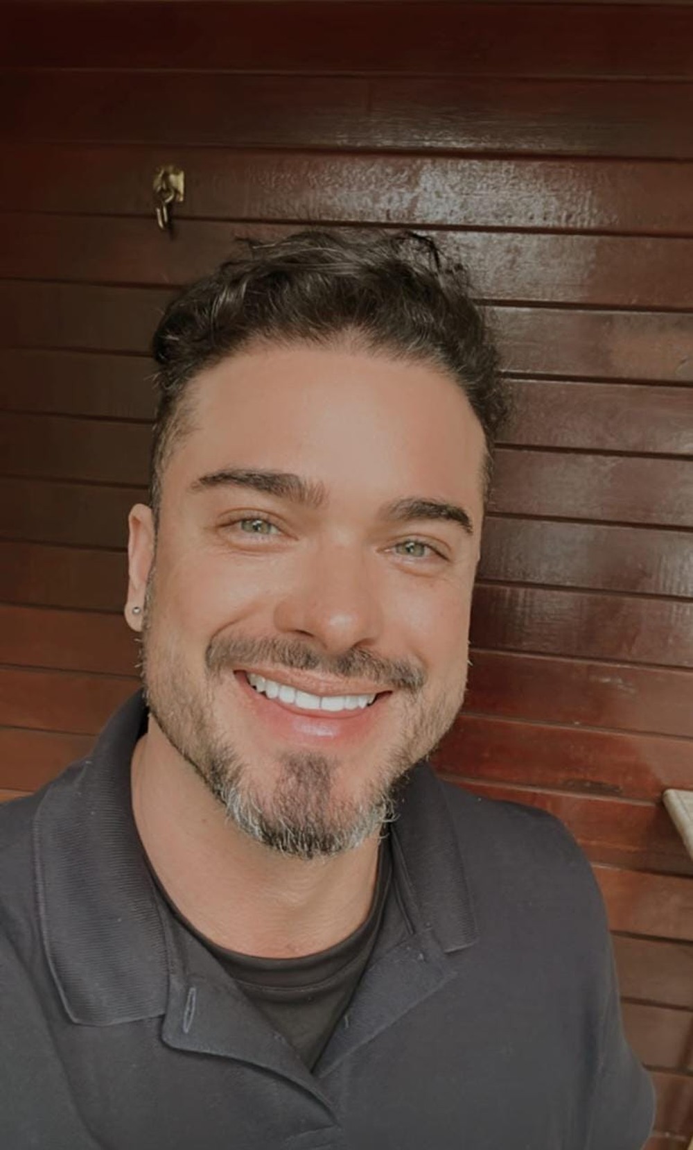 Sidney Sampaio reaparece sorridente e com amparo de muletas após queda ...