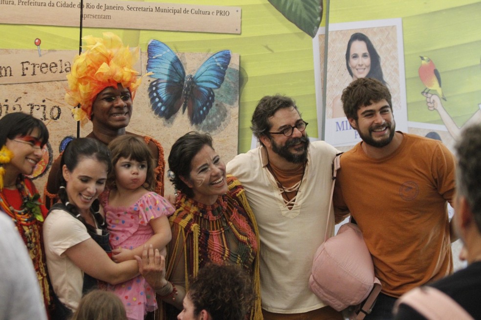 Tata Werneck e Rafael Vitti levam a filha, Clara Maria, ao teatro e ...