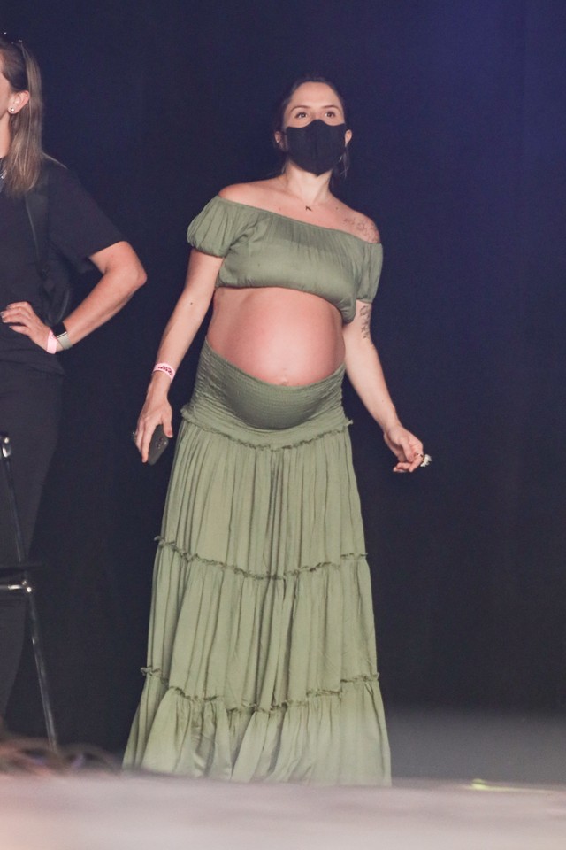 Grávida, mulher de Seu Jorge assiste show do palco com barrigão à mostra