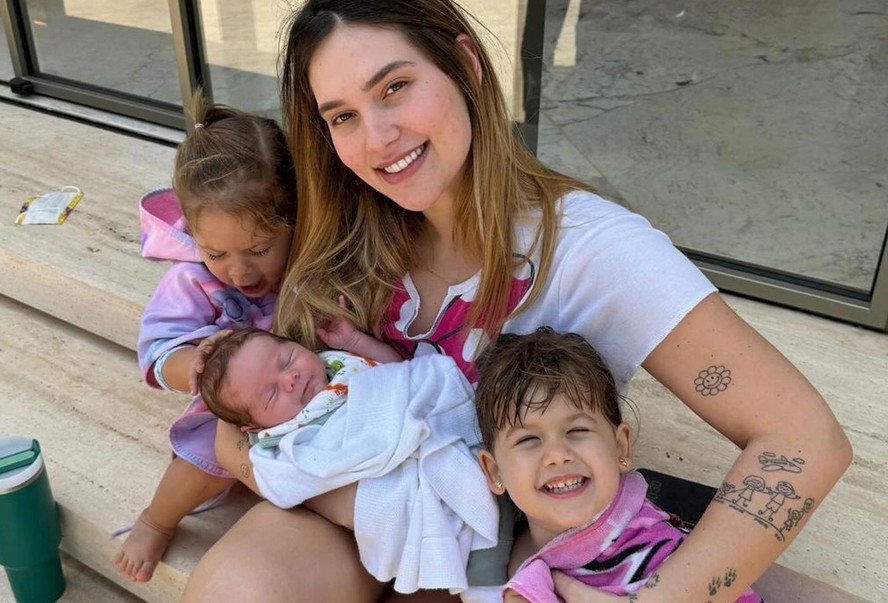 Virginia Fonseca coloca implante contraceptivo subcutâneo; médica ...