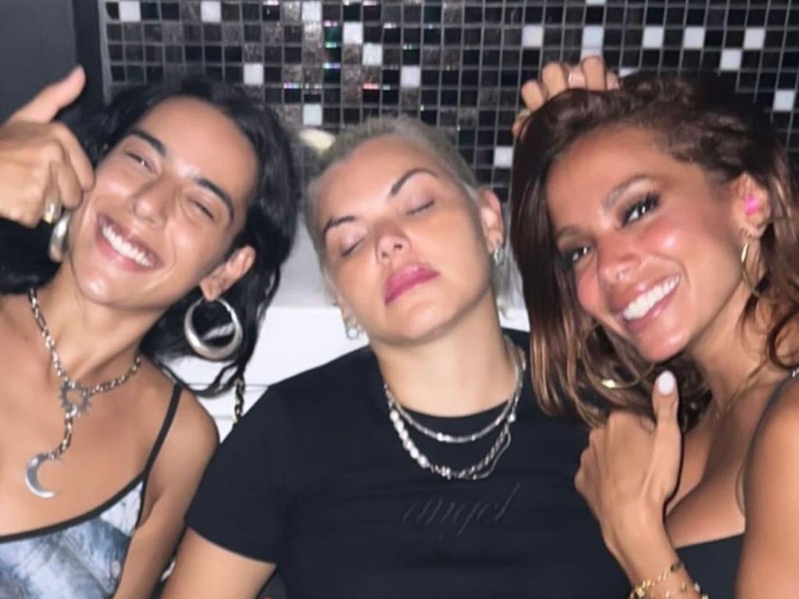 Com Anitta, Marina Sena 'dá o troco' e posa com Duda Beat dormindo