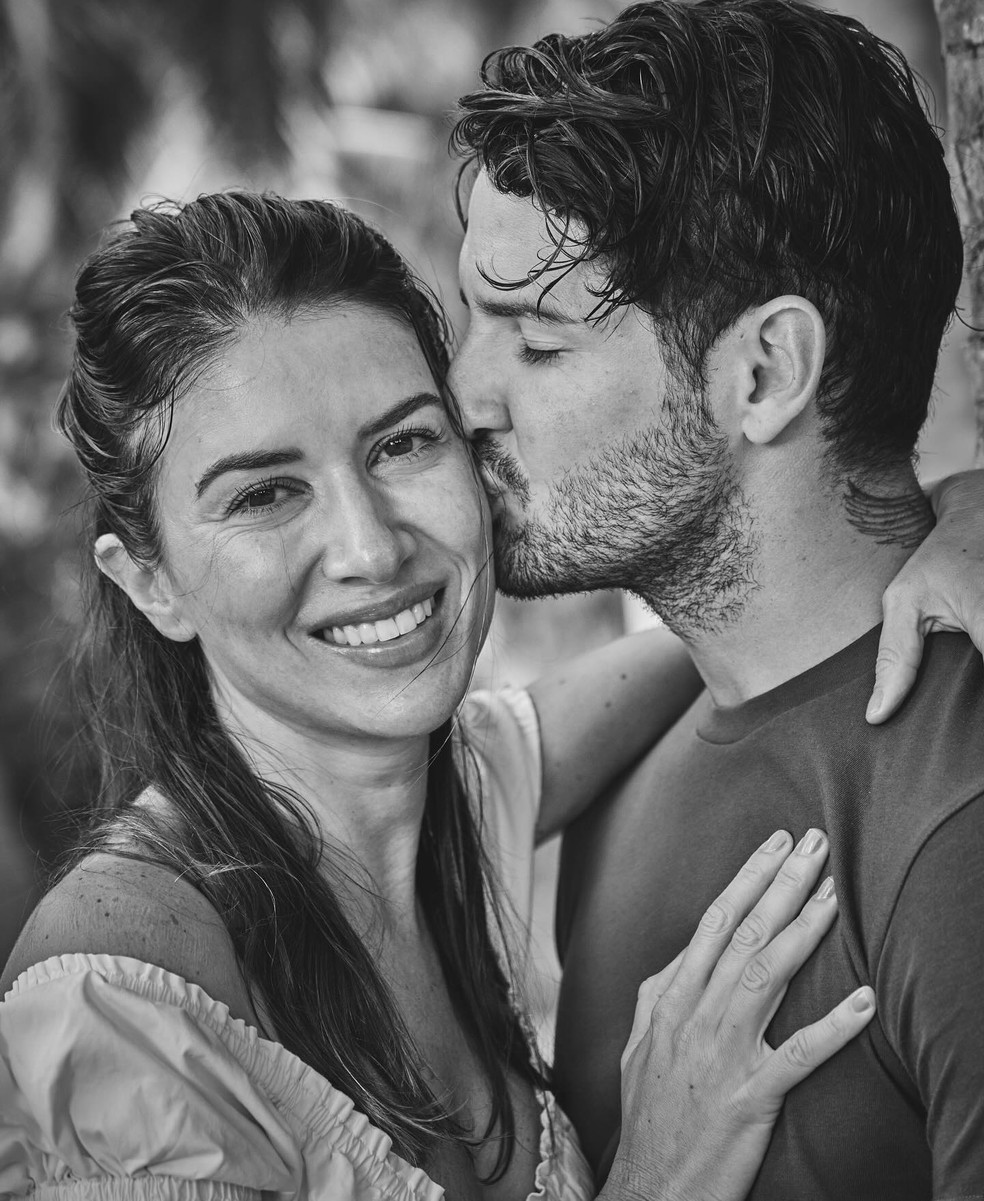Alexandre Pato abre álbum romântico com Rebeca Abravanel e faz mistério ...