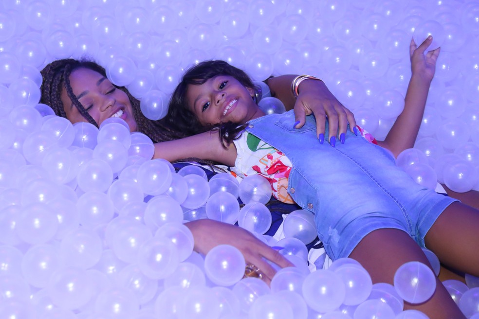 Sheron Menezzes, Débora Nascimento e mais levam filhos à exposição interativa no Rio; fotos