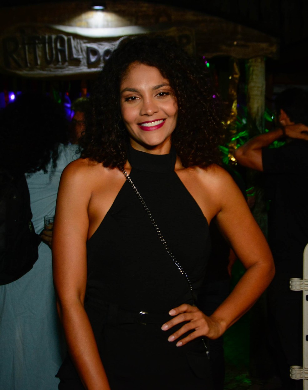 Barbara Reis, a vilã Débora 'Todas as Flores', troca beijos com o noivo