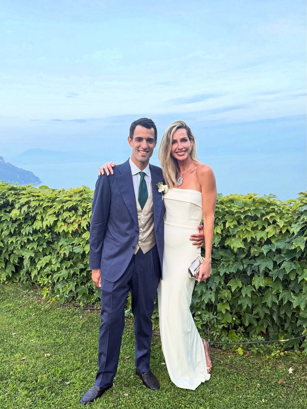 Mariana Weickert usa vestido branco como madrinha de casamento
