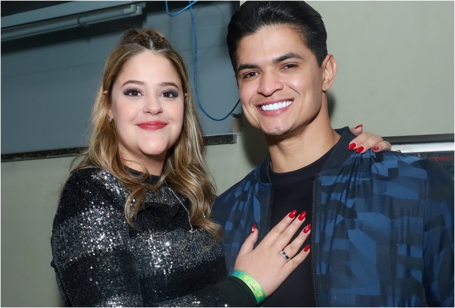 Maria Cavalcante, filha de Tom Cavalcante, e namorado trocam ...