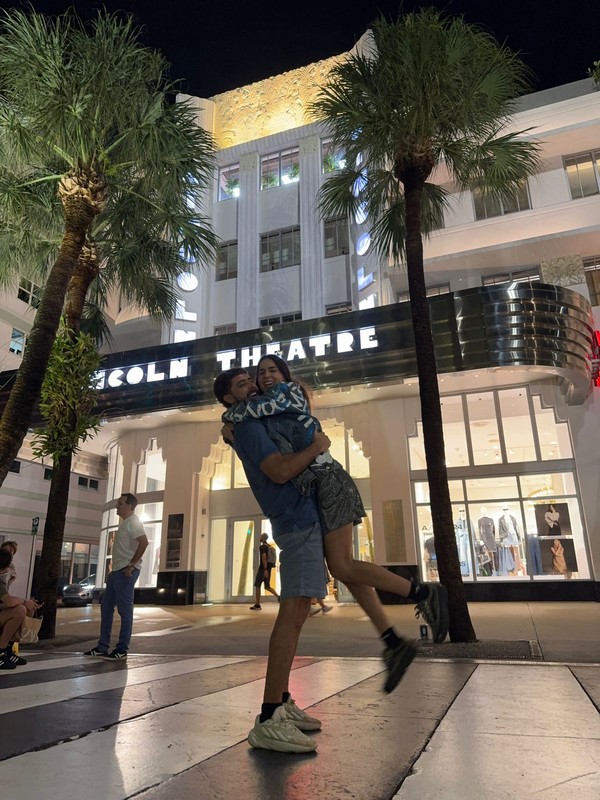 Eike Duarte faz pedido de casamento em viagem a Miami: 'Tremi muito'