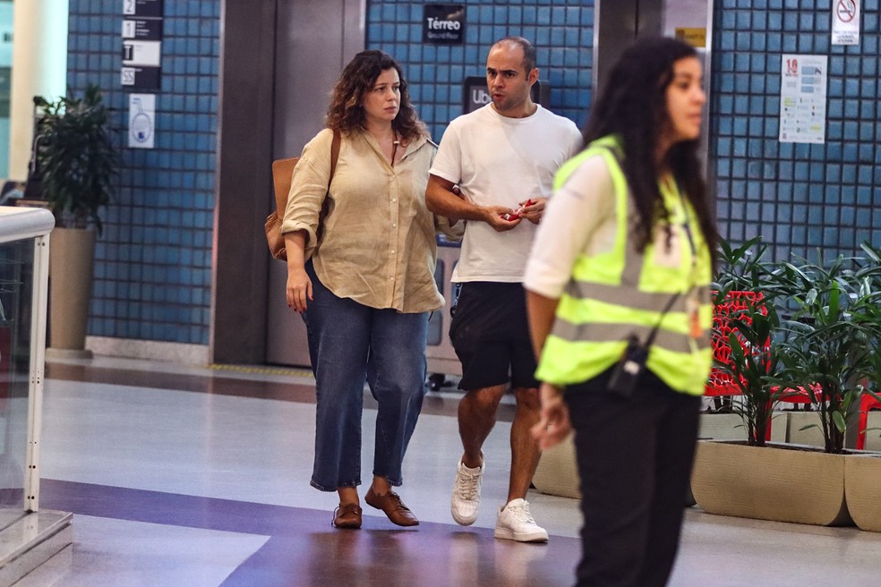 Grávida, Leandra Leal faz rara aparição com o marido em aeroporto do Rio