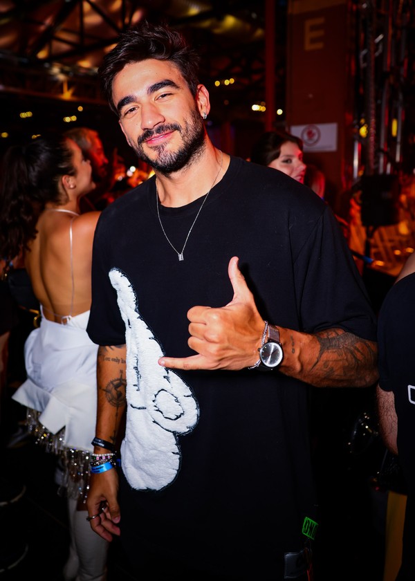 Gui Napolitano exibe novo visual platinado para o Carnaval: 'Gostaram?'
