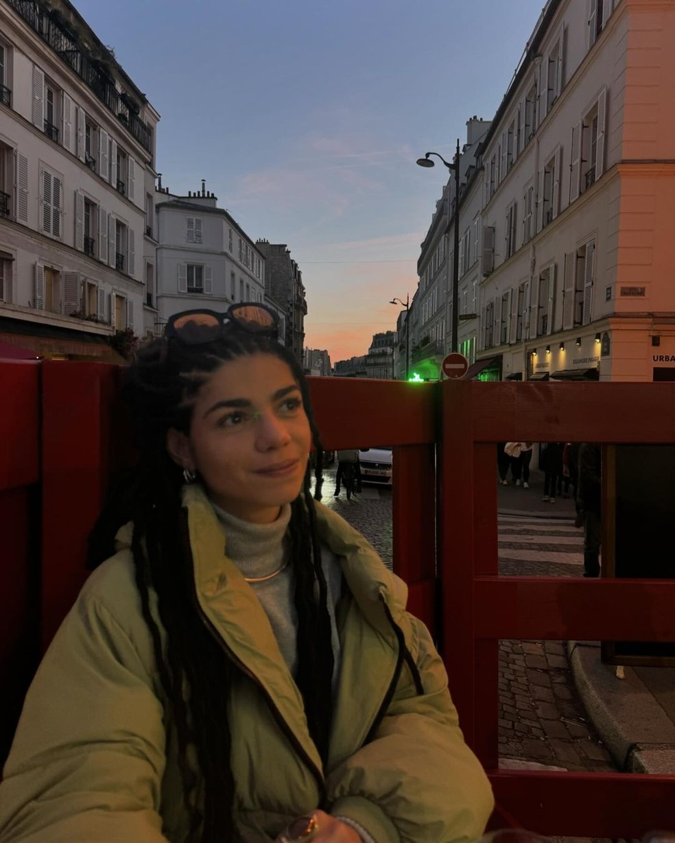 Estrela de 'Renascer', Samantha Jones posa aos beijos com namorada ...