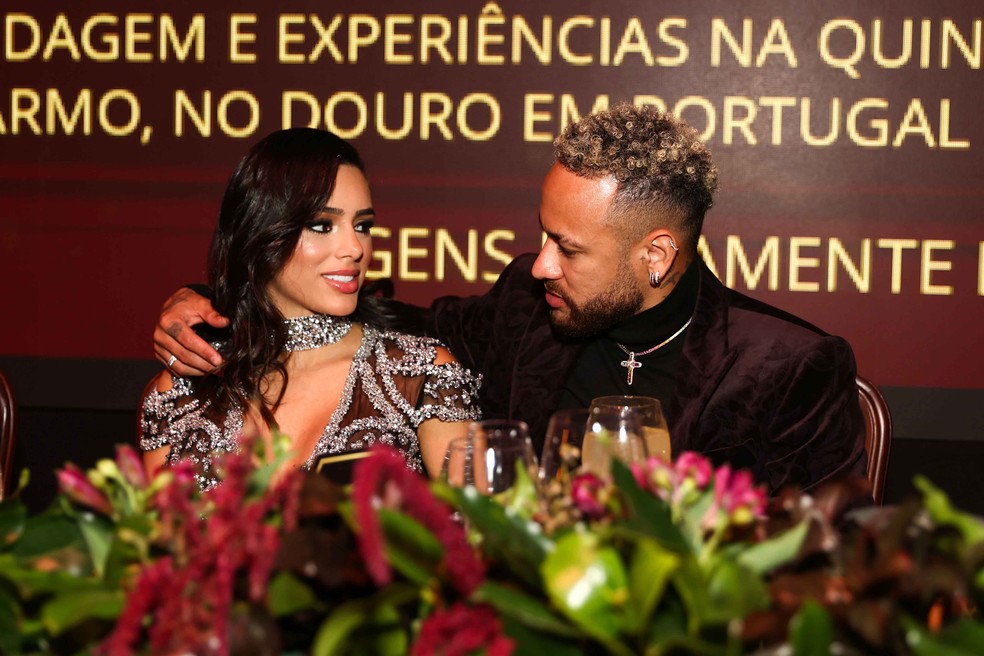 Após polêmica com traição, Bruna Biancardi e Neymar trocam carinhos em ...