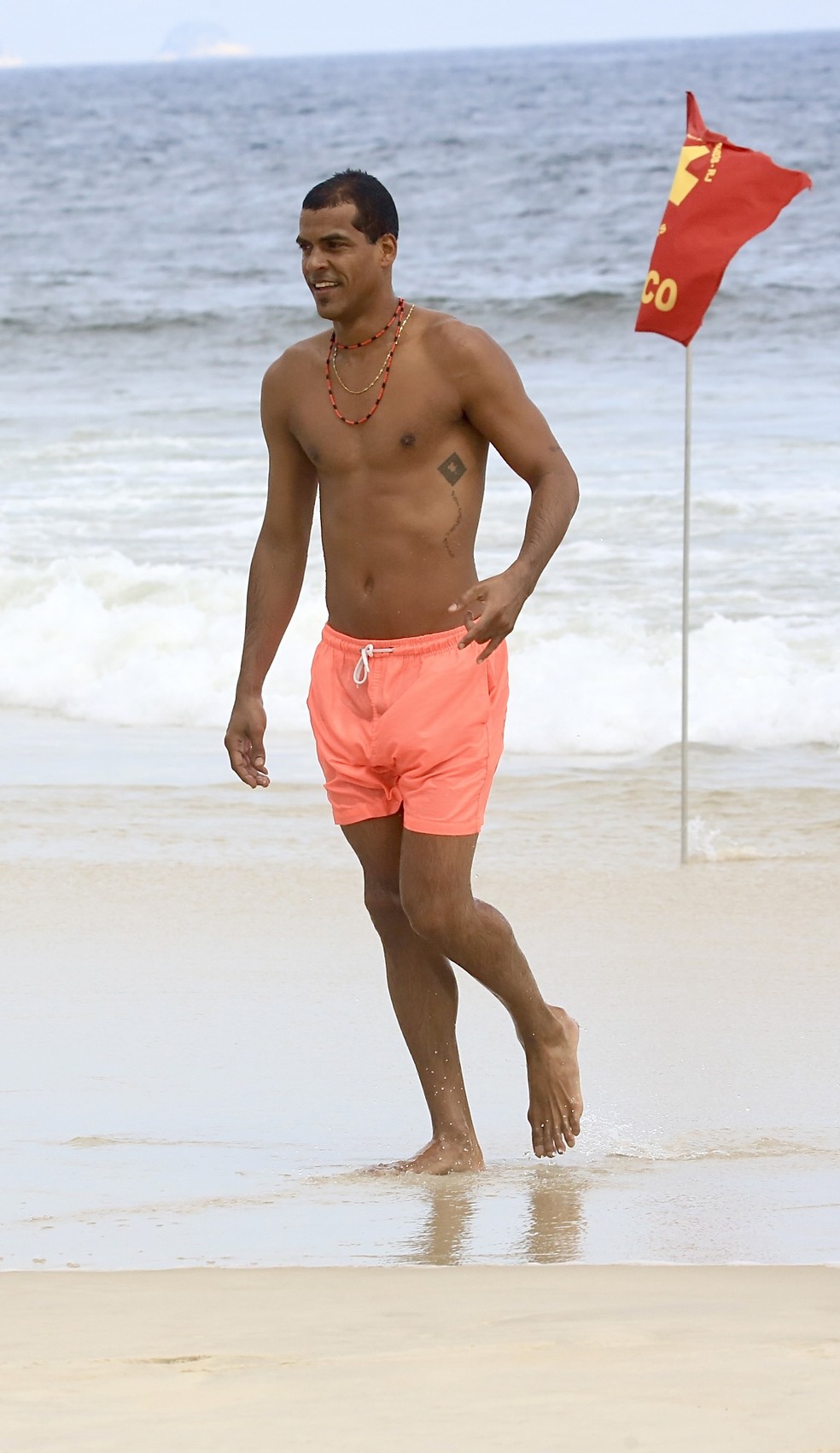 Marcello Melo Jr curte dia em praia no Rio de Janeiro e acena para ...