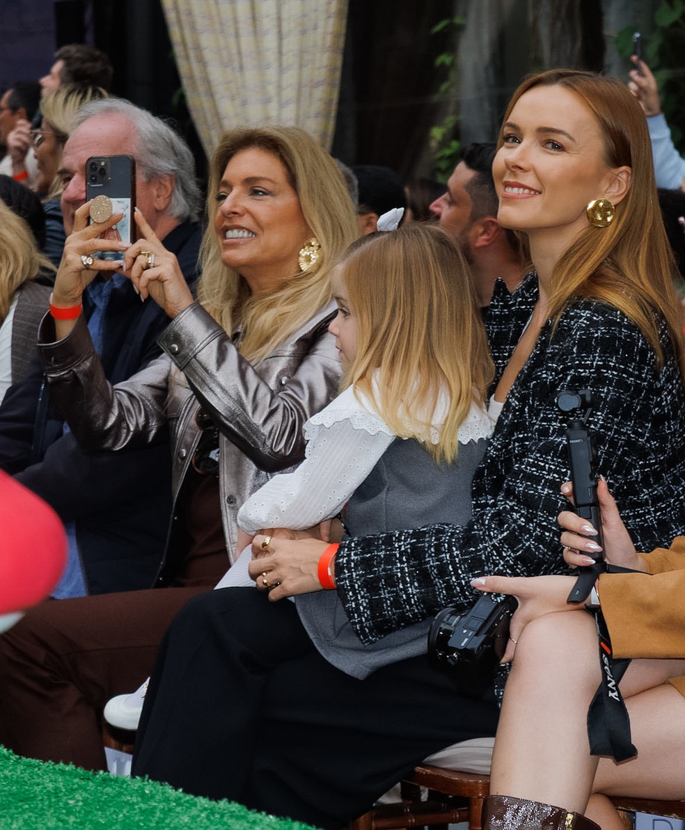 Fabiana Justus desfila com as filhas, Chiara e Sienna, em evento fashion