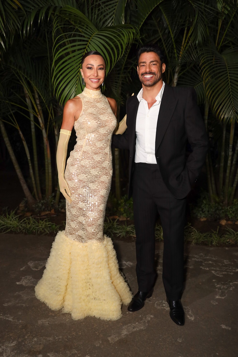 Sabrina Sato e Cauã Reymond posam juntos em evento após rumores de affair