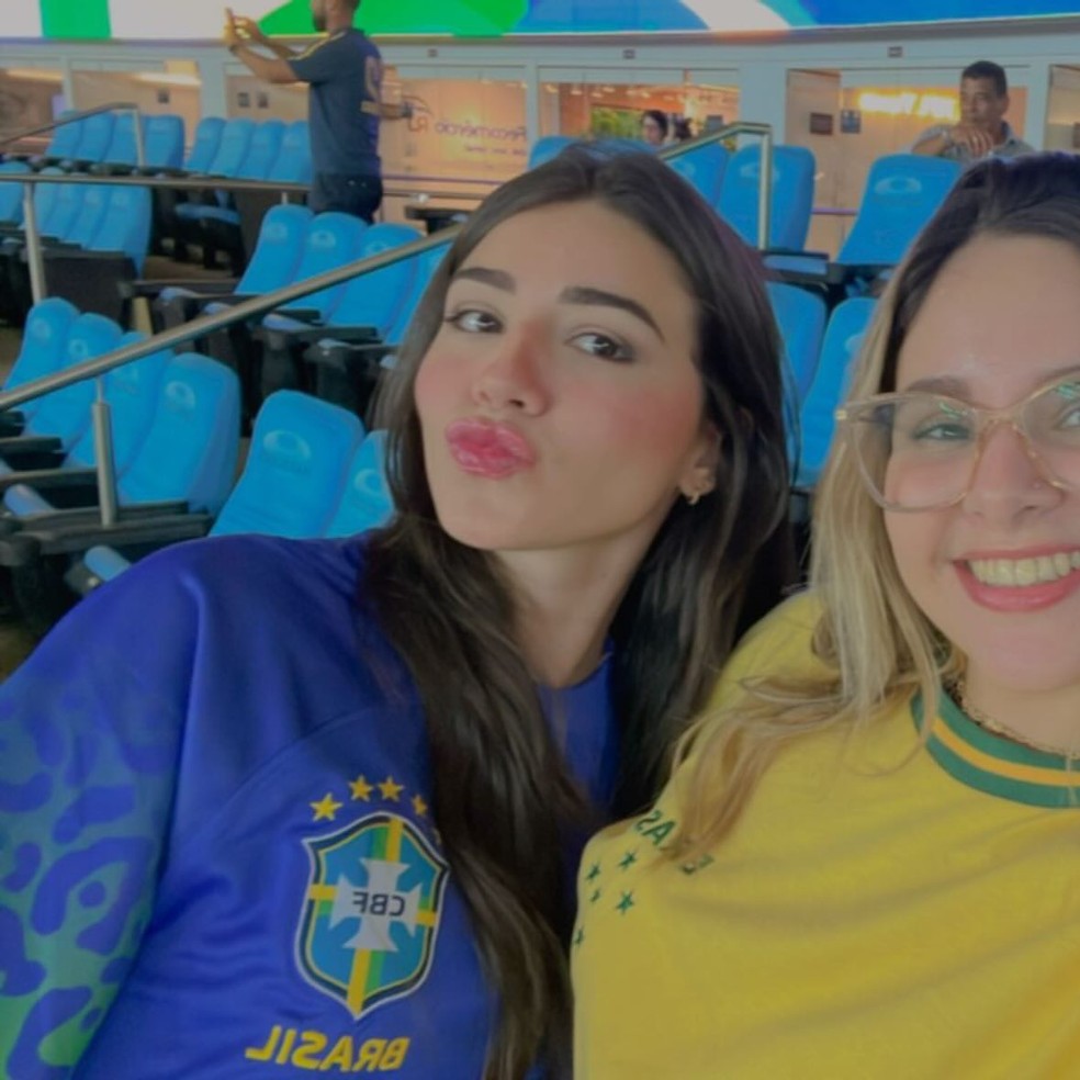 Felipe Neto e a namorada posam agarradinhos: 'Somos gostosos'