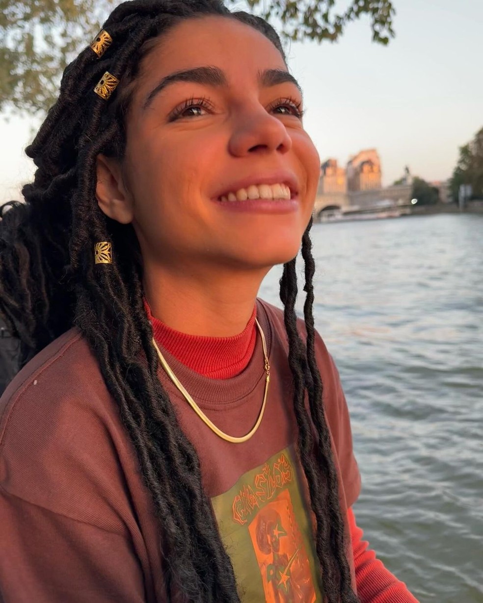 Estrela de 'Renascer', Samantha Jones posa aos beijos com namorada ...