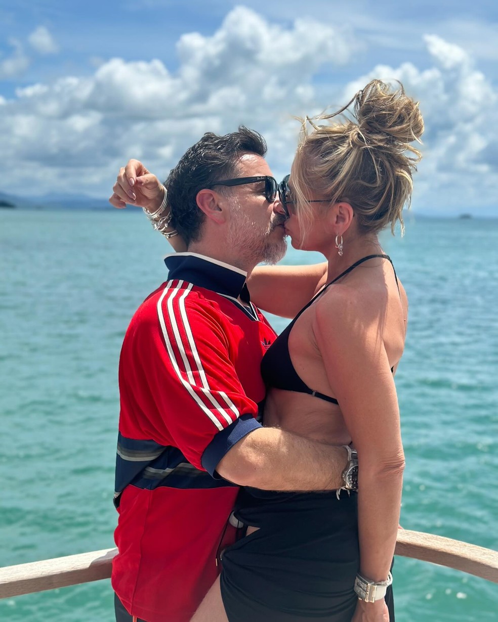 Adriane Galisteu se declara a Alexandre Iodice pelos 13 anos de casamento