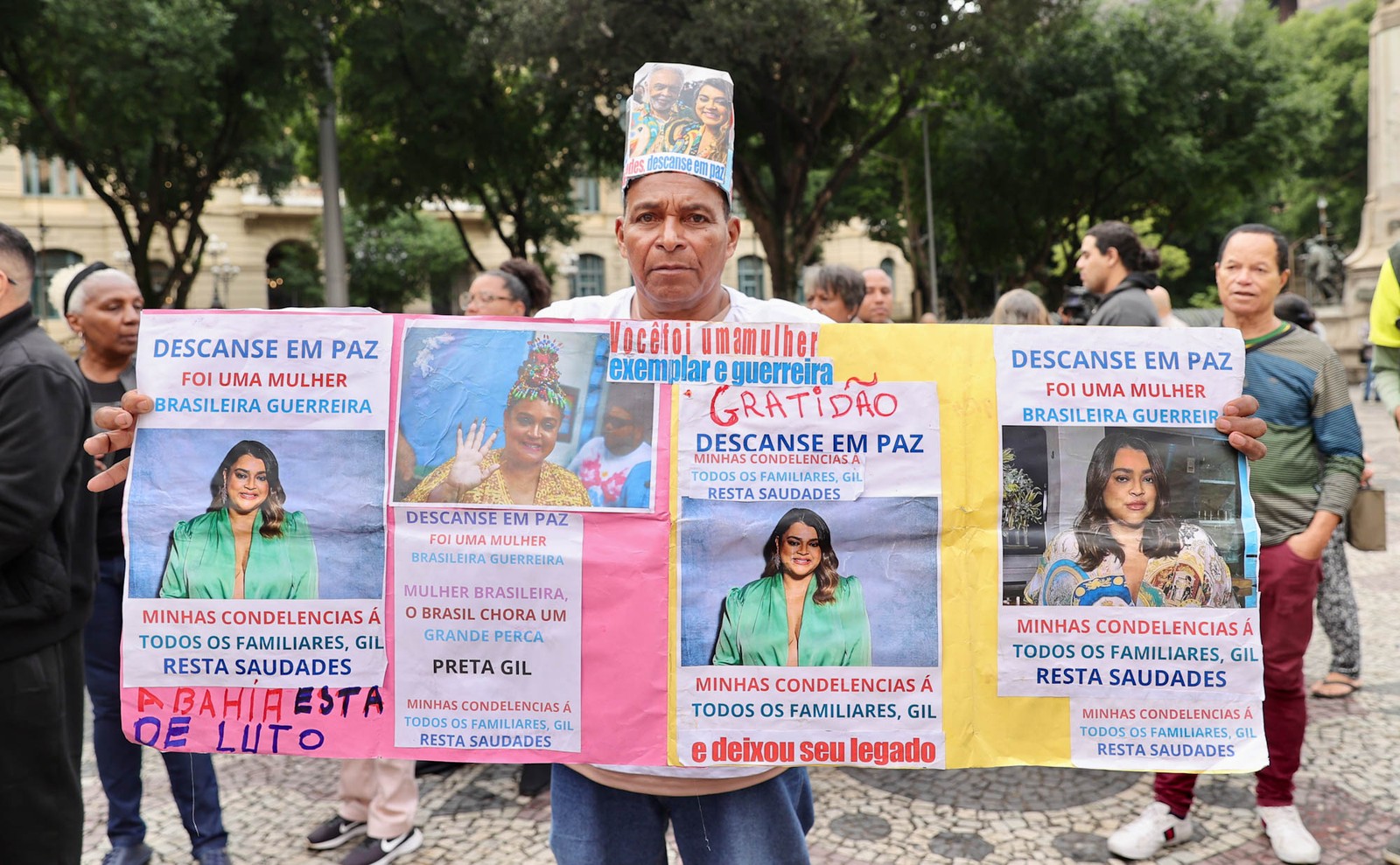 Maria Gil, irmã de Preta Gil, se emociona em velório de cantora