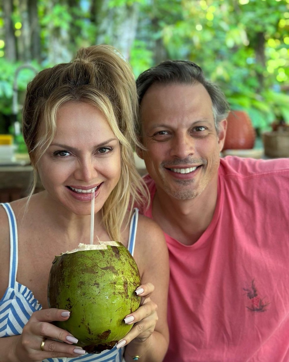 De cara limpa, Eliana surpreende fãs e faz foto rara com o marido