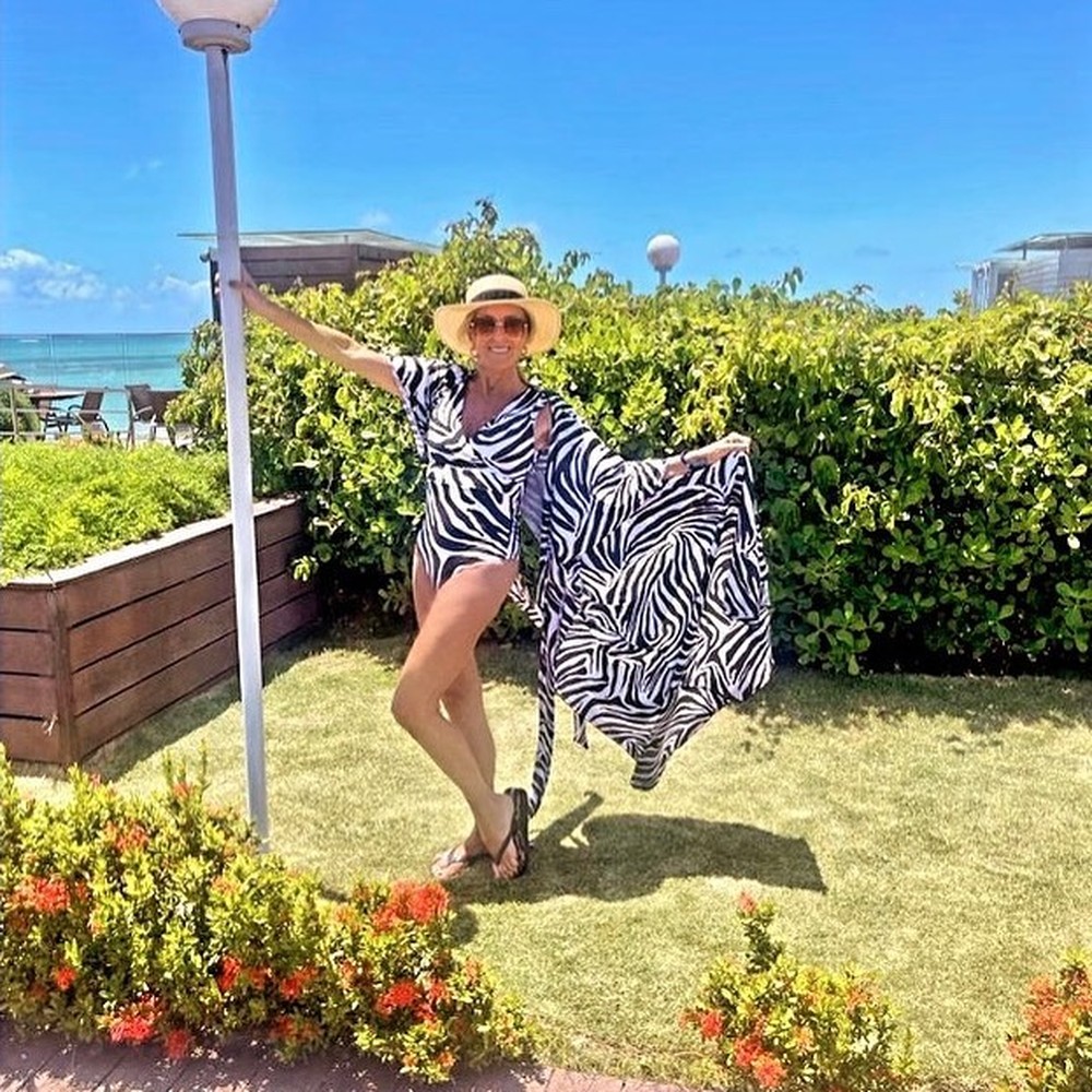 Helô Pinheiro arrasa de maiô de animal print em viagem a Alagoas