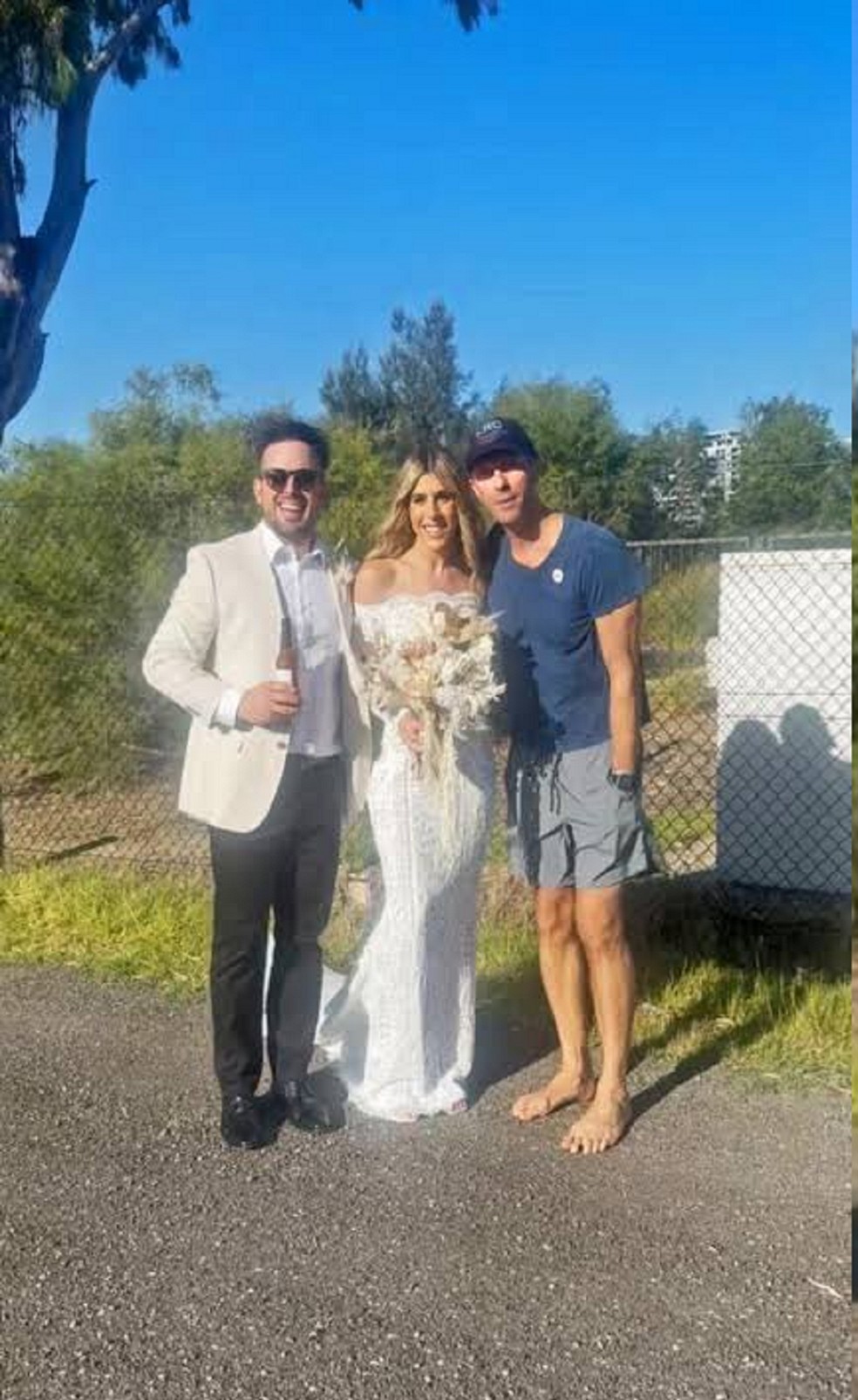 Descalço, Chris Martin pula cerca, invade casamento e faz a alegria dos ...