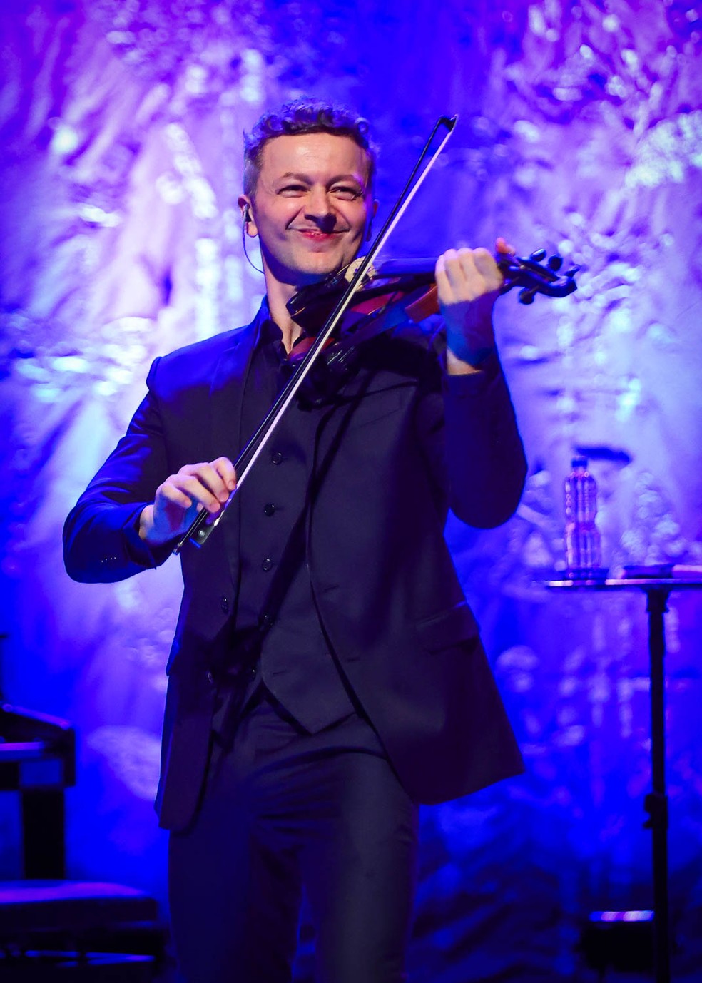 Sem aliança, Lucas Lima se apresenta em show antes de embarcar para ...