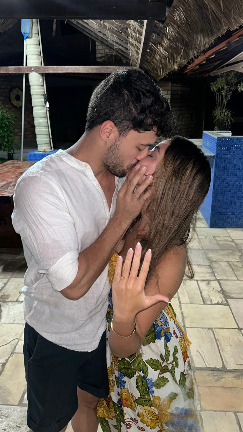 Musa do OnlyFans que vende água do banho para pagar noivado é pedida em ...