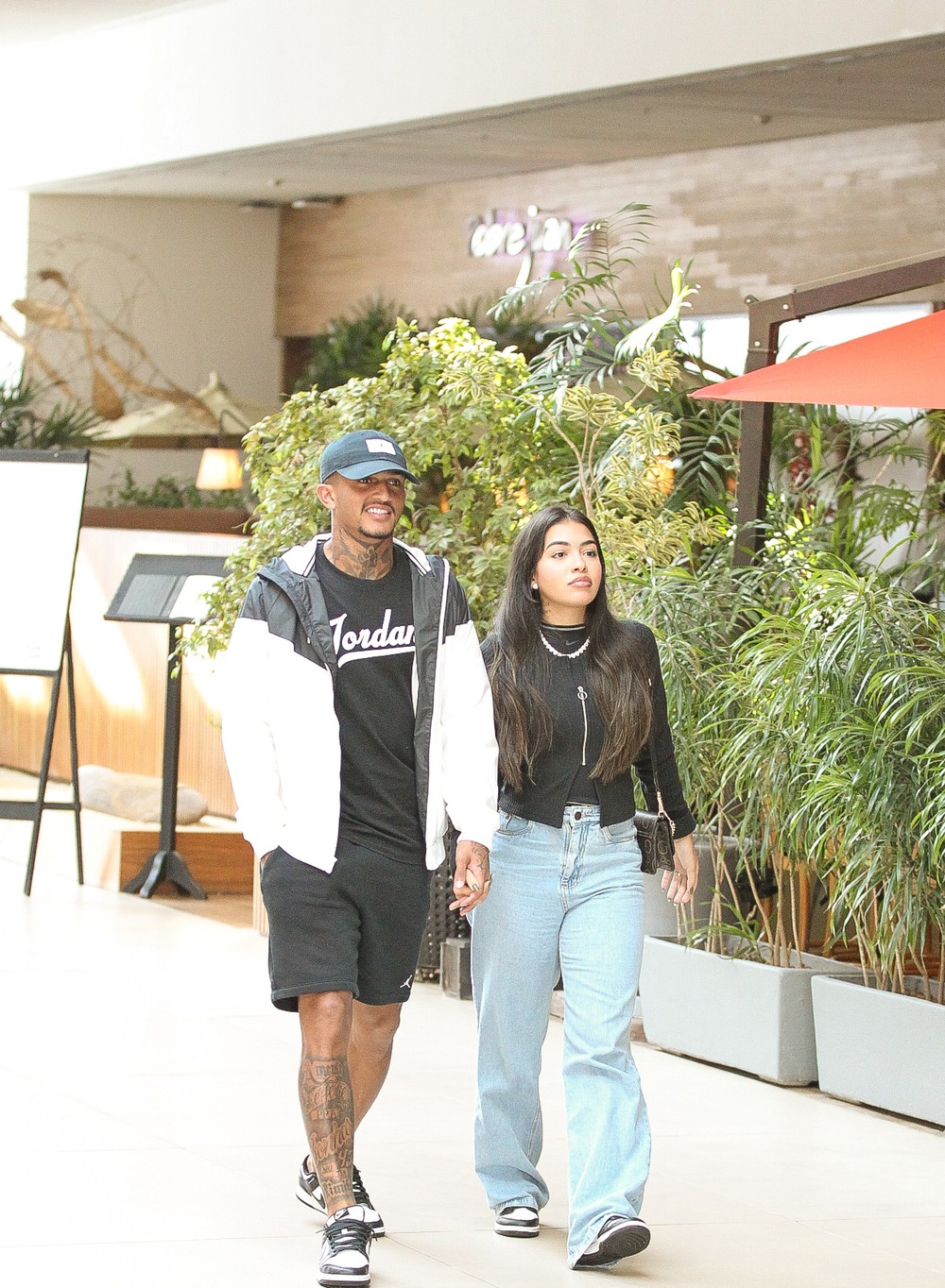De volta ao Brasil, Wesley França, do Flamengo, curte companhia de esposa