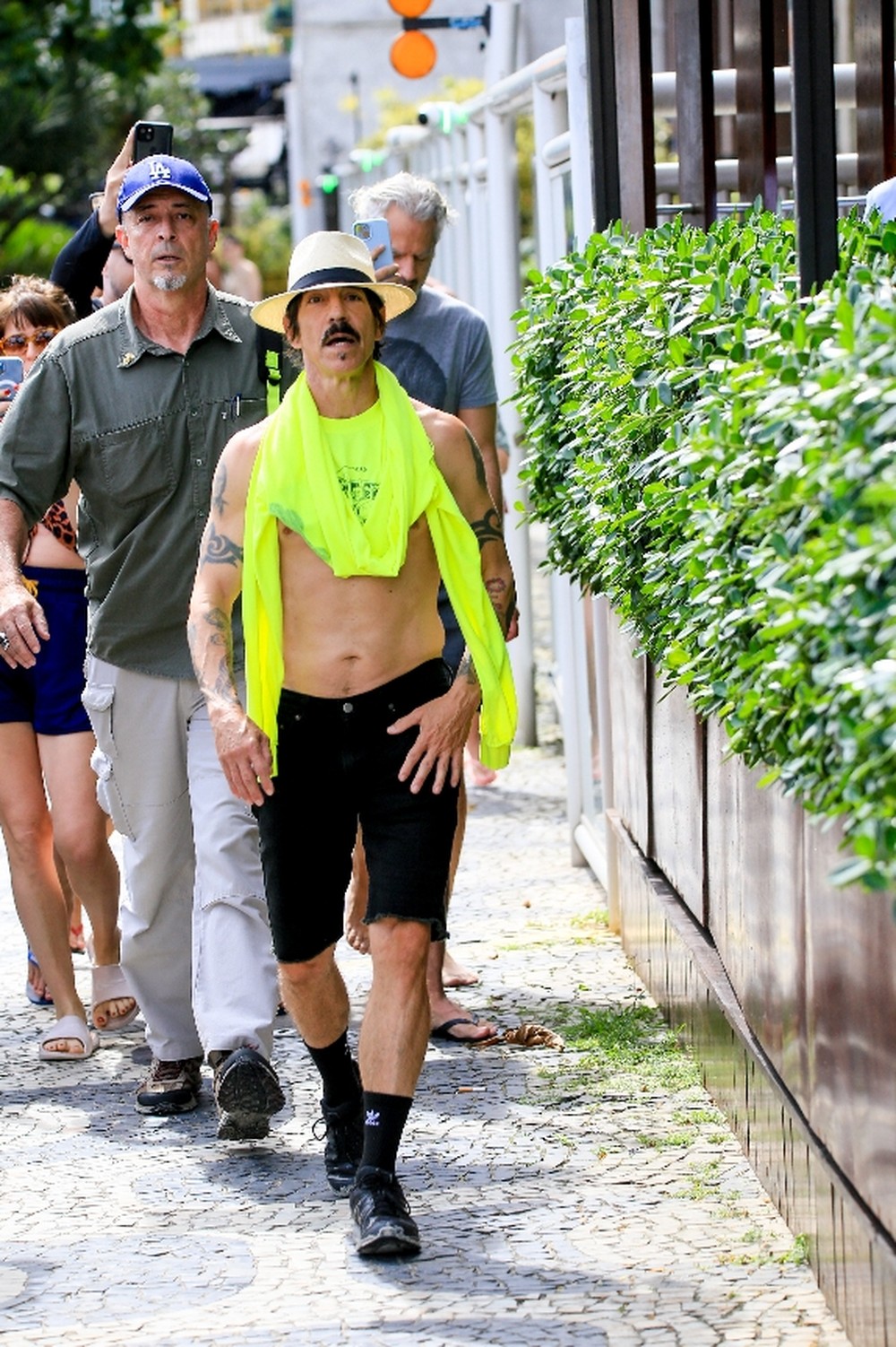 Anthony Kiedis, do Red Hot Chili Peppers, é seguido por fãs em passeio ...