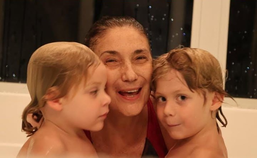 Zizi Possi toma banho com os netos e ganha 'beijo-sanduíche'; fotos