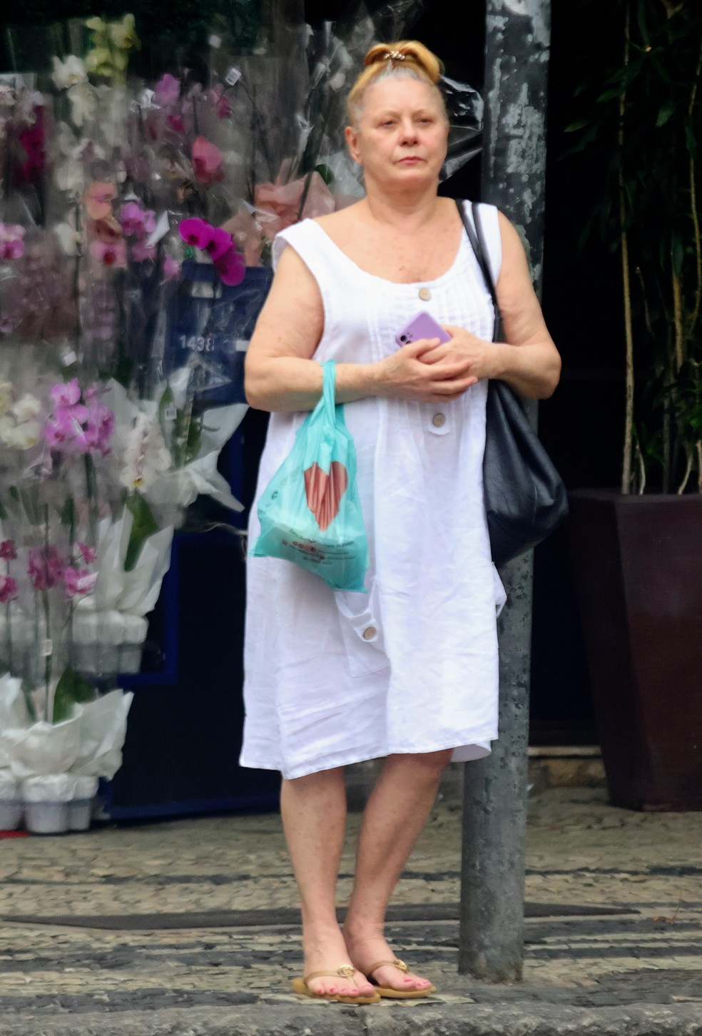 Vera Fischer usa look fresquinho para ida a mercado no Rio; fotos