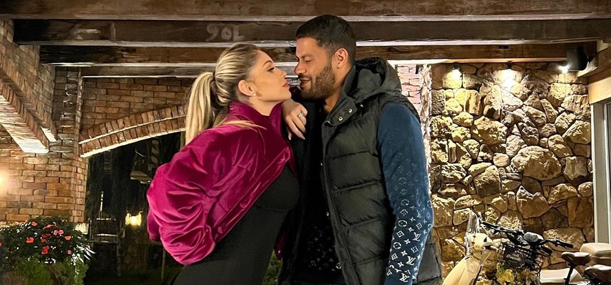 Hulk abre álbum romântico com Camila Ângelo: 'Minha eterna namorada'