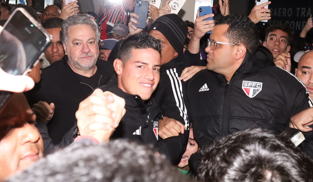 James Rodríguez causa tumulto ao desembarcar no Brasil