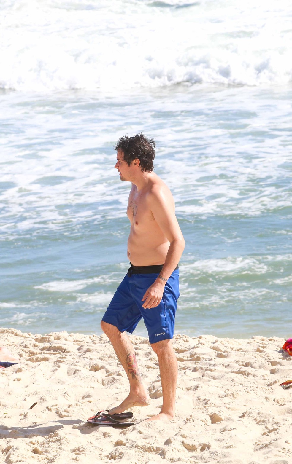 Galã dos anos 2000, Felipe Dylon curte praia no Rio; fotos